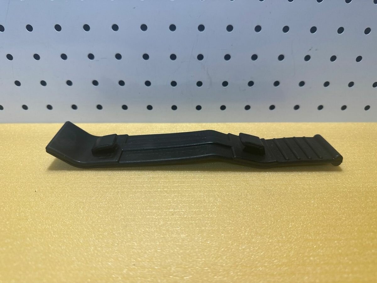 Ремень крепления заднего крыла резиновый MERCEDES ACTROS MP4 MP5 (мерседес)