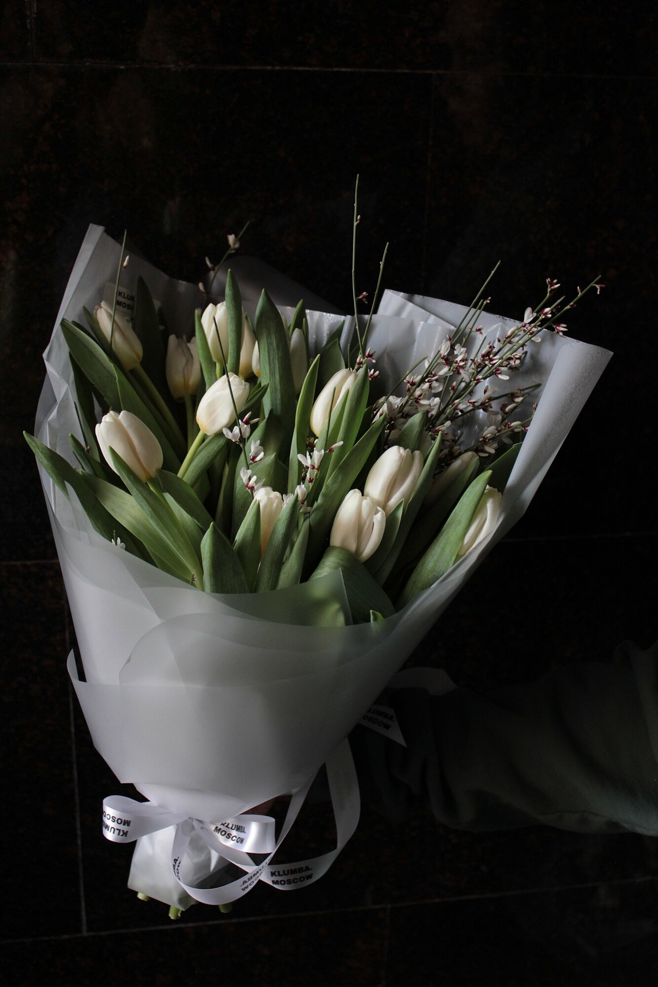 19 Тюльпанов с ароматной генистой от студии цветов klumba.moscow