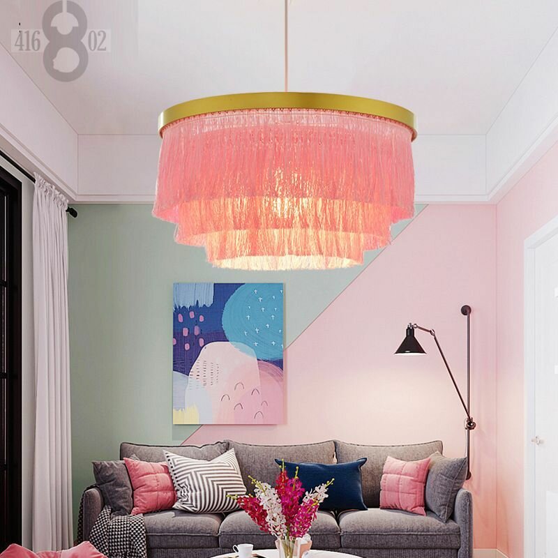 Детская комната в скандинавском стиле с тканым декором розовая люстра