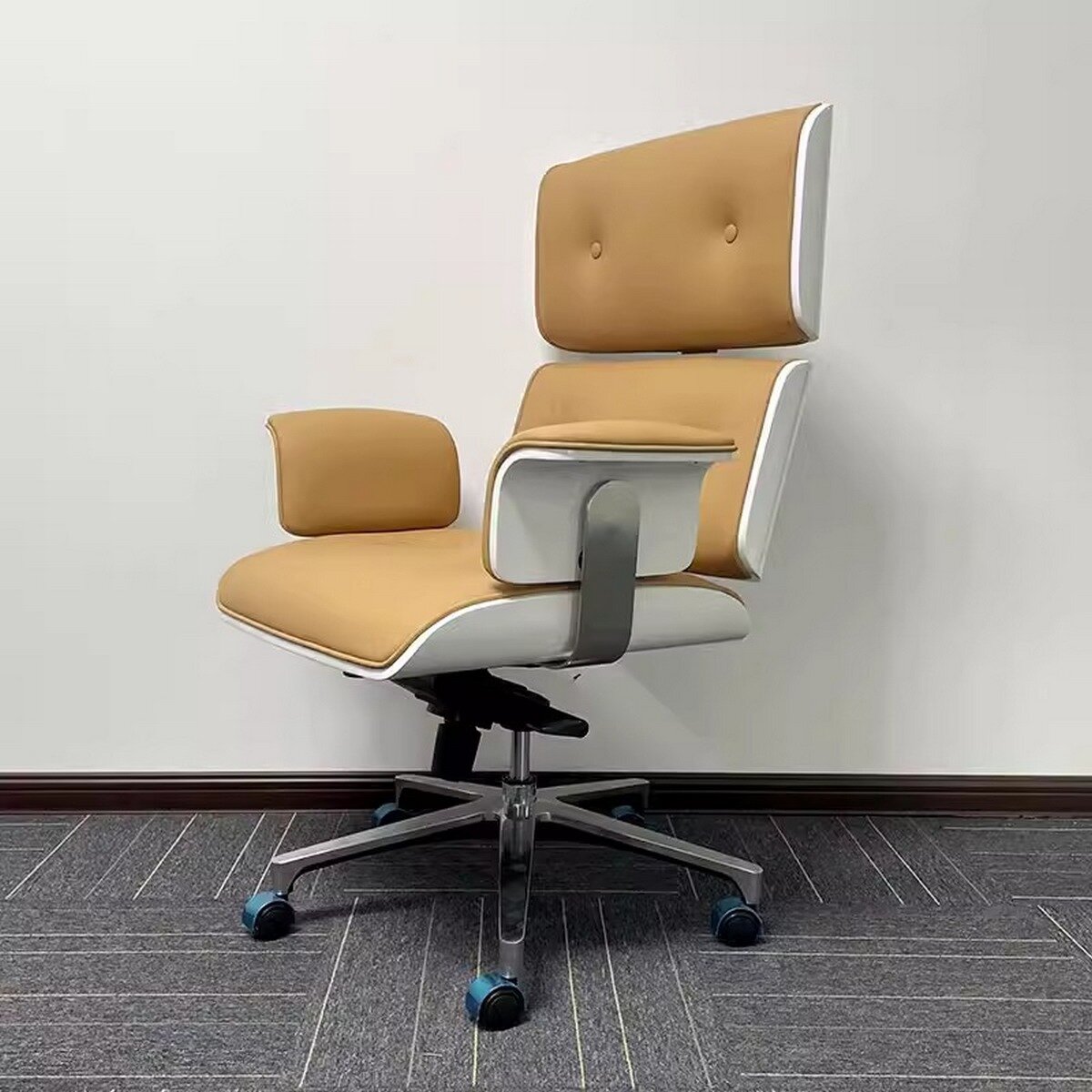 Кресло для офиса в стиле Eames Lounge Chair (белый + бежевый цвет кожзаменитель + серебристые ножки)