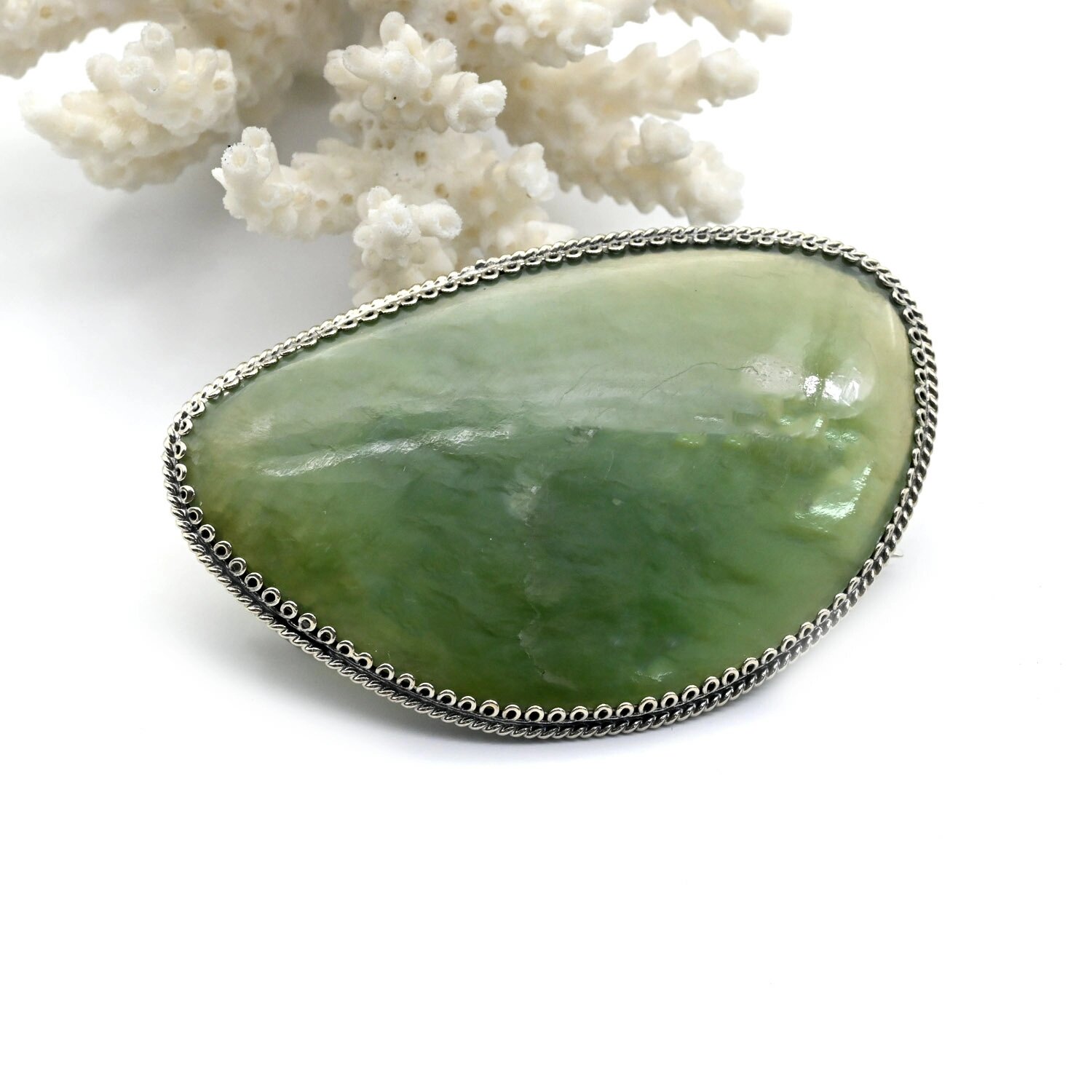 Брошь, нефрит