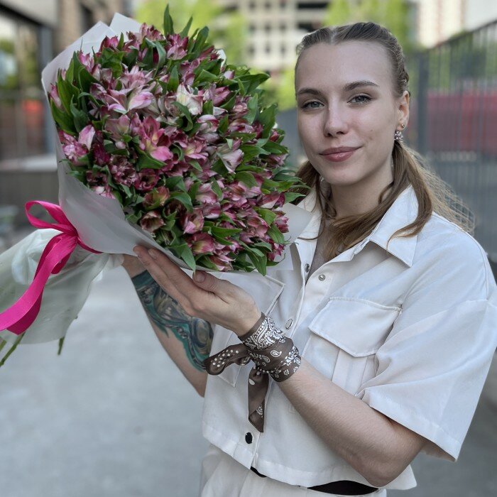Букет цветов из 35 малиновых альстромерий, высота 40 см, живые цветы от ROZA4U — фото 1
