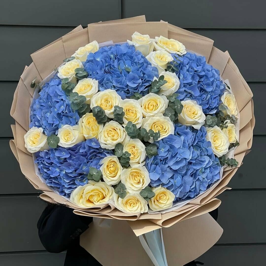Букет из голубых гортензий, белых роз и эвкалипта, красивый букет цветов, шикарный, премиум цветы, премиум букет