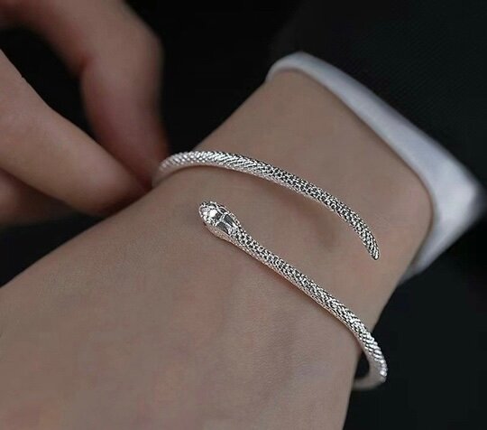 Жесткий браслет