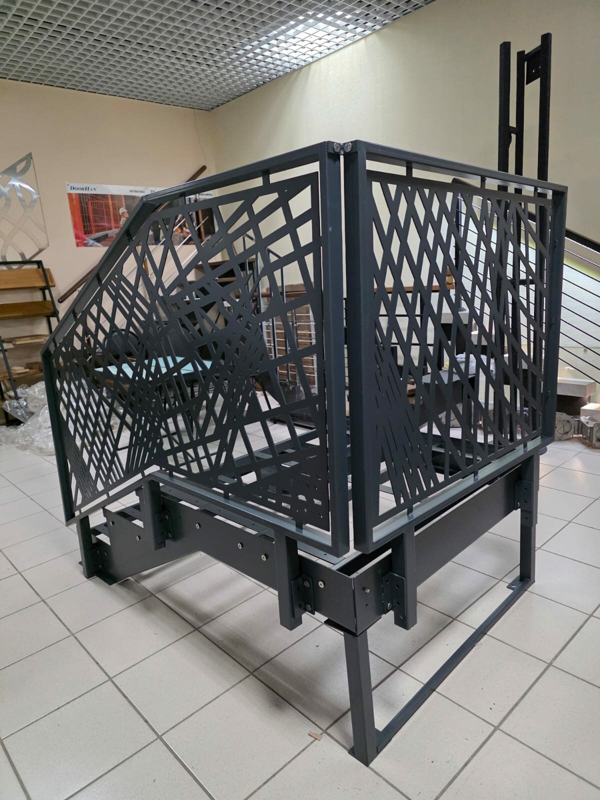 Лестница 3 ступени с площадкой , без ДПК, перила "лазерная резка"справа и торца, ширина 1м, Высота 45см.