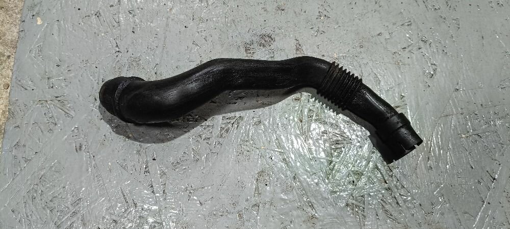 Патрубок воздушный Volkswagen Passat B5+ 1.6