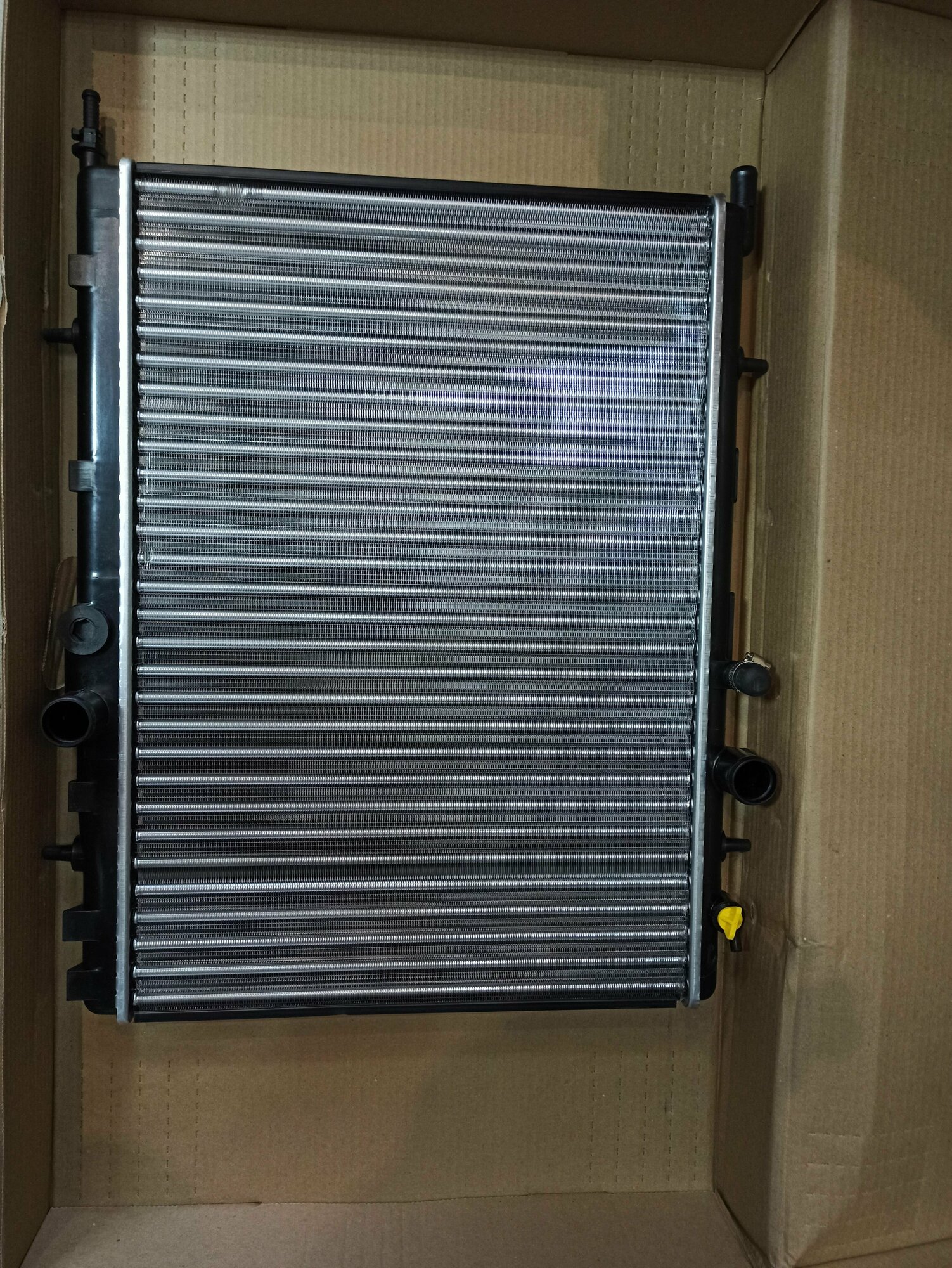 Радиатор охлаждения PEUGEOT 307.