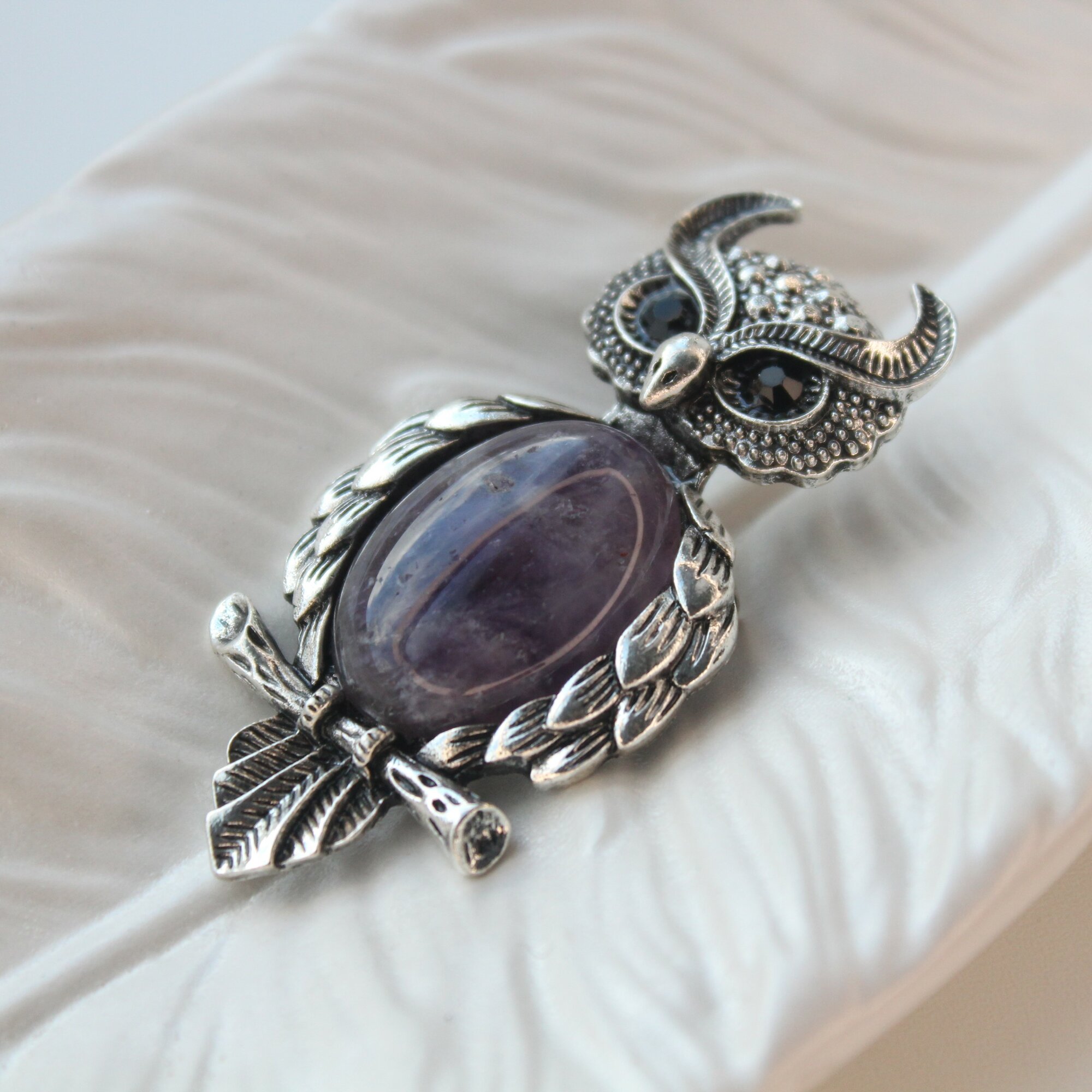 Брошь, аметист синтетический, стразы