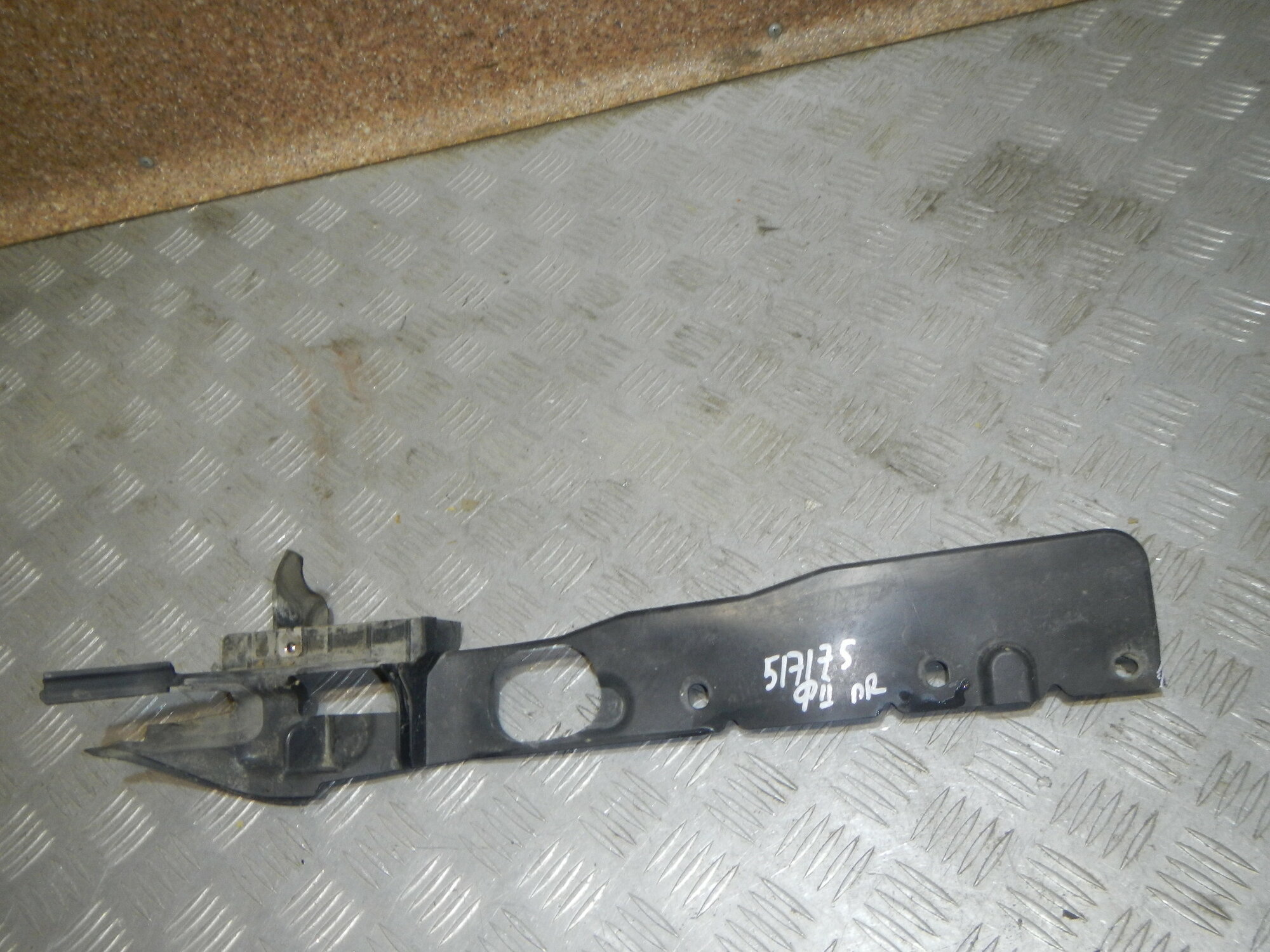 Б/У Накладка крыла переднего правого, Ford (Форд)-FOCUS 2 (05-08) FORD FOCUS 2 (05-08) Нет куска. 517175 FORD арт. 4M51A...