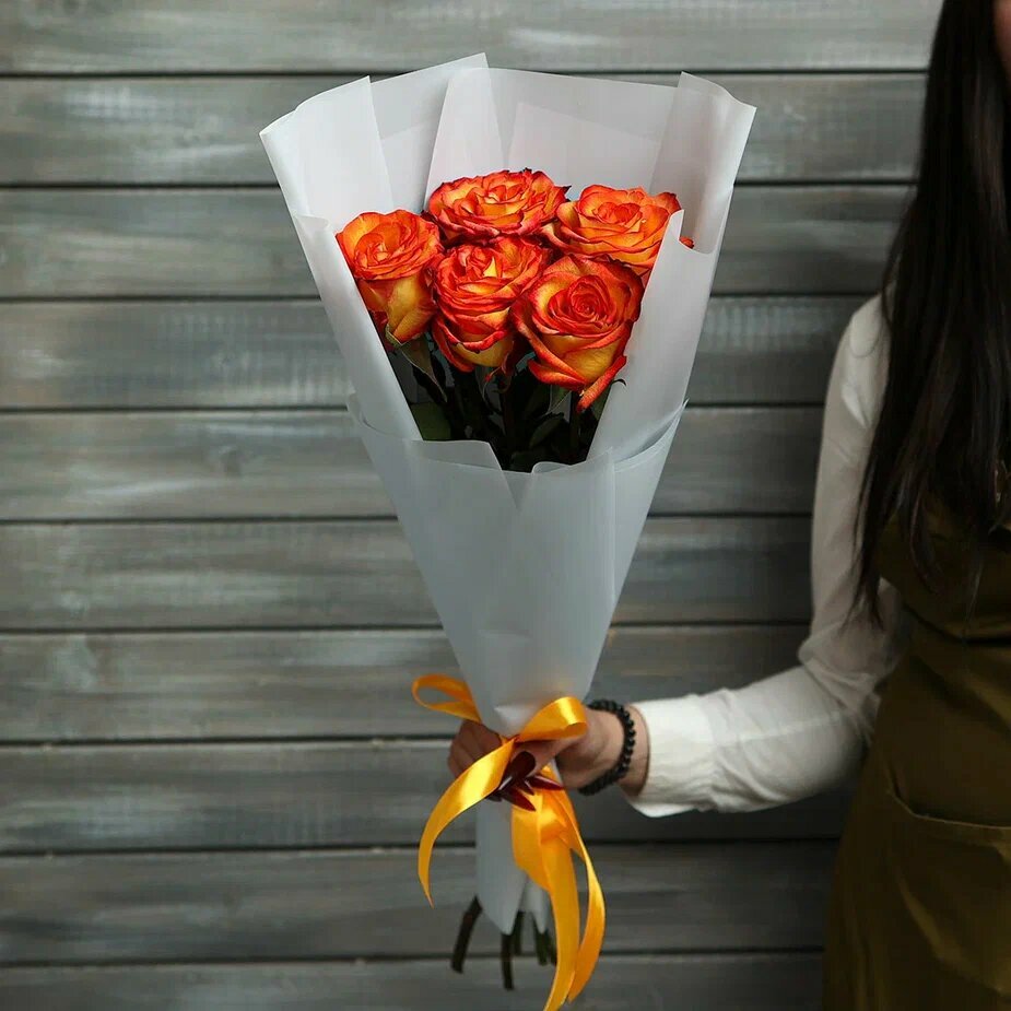 5 оранжевых роз Эквадор, высота 50 см в упаковке от Букет Маркет