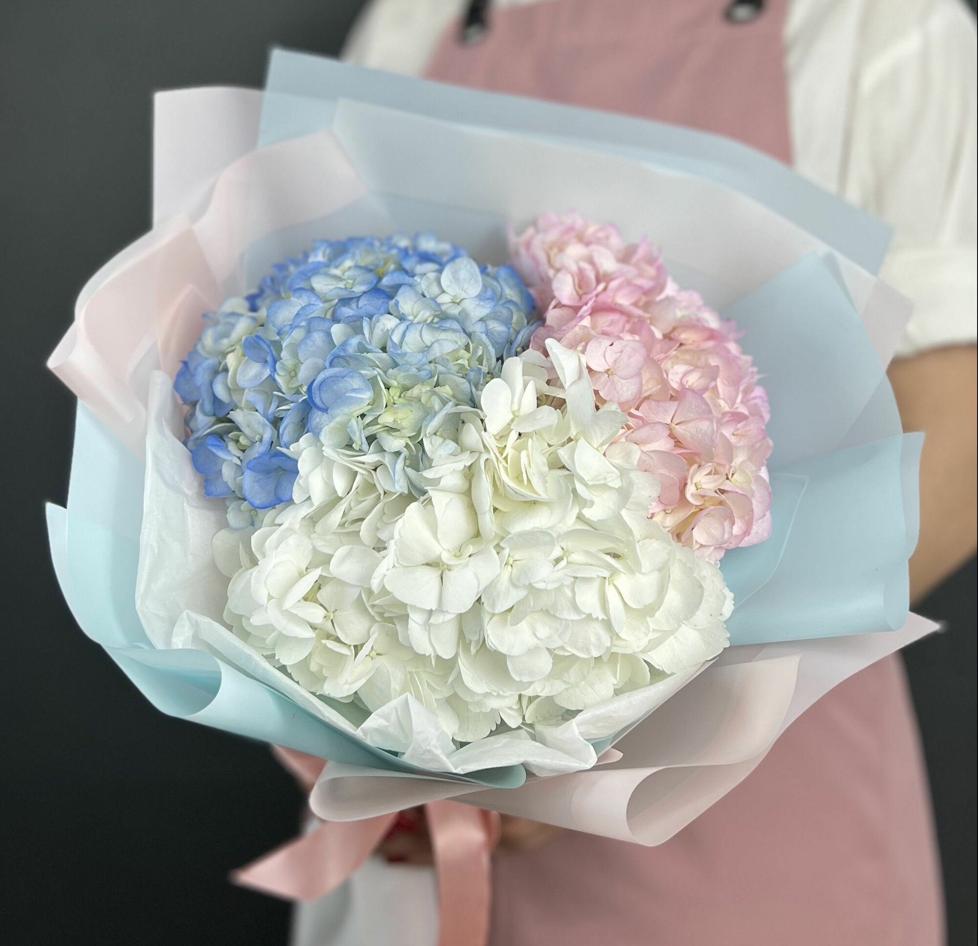 Букет живых цветов. Белая, голубая и розовая Гортензия 3 шт в декоративной упаковке