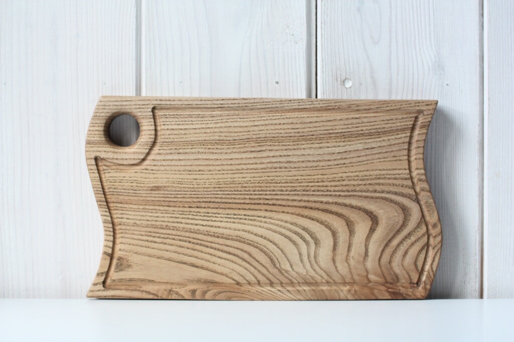 Деревянная разделочная доска, сервировочная доска "Волна". Размер - средний. Цвет "орех" (светло-коричневый). Дерево - Ясень. Столярная мастерская Yasen