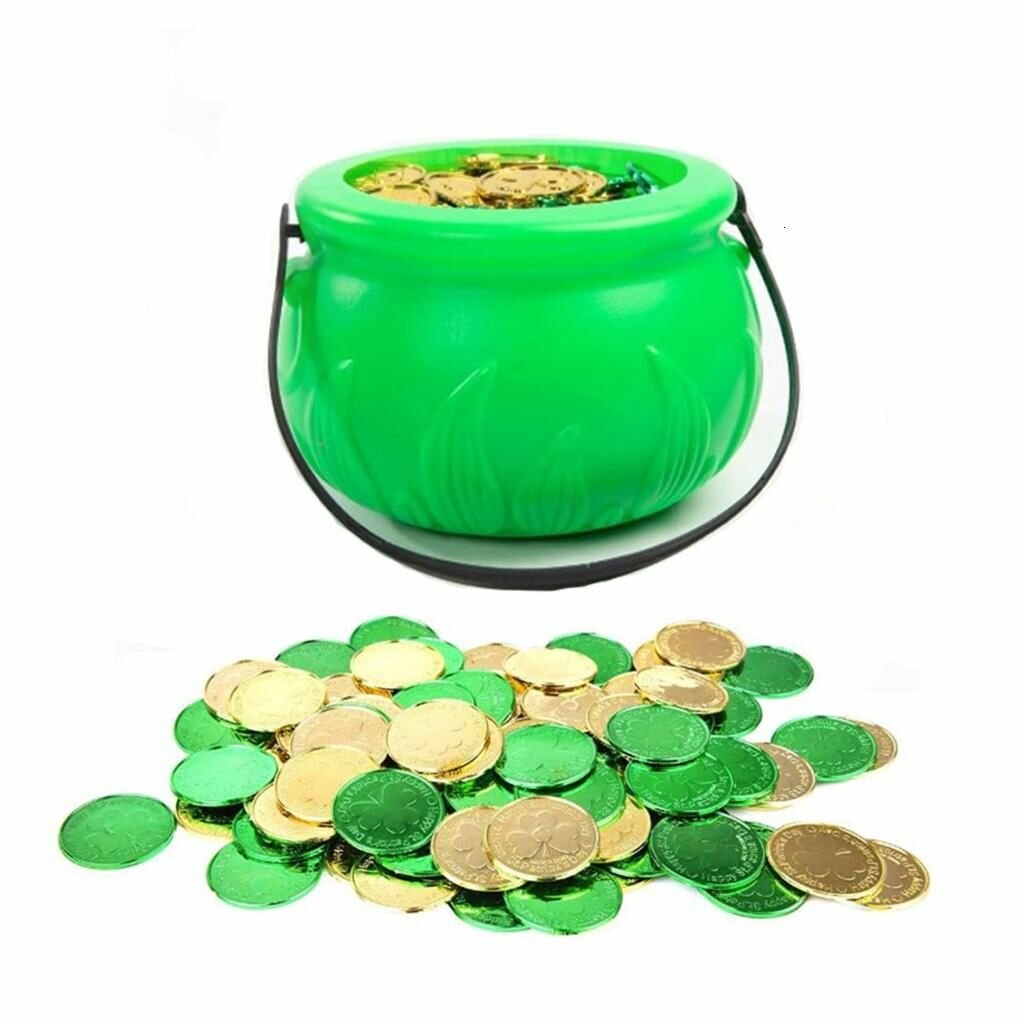 Золотая монета на счастье в День Святого Патрика с банкой