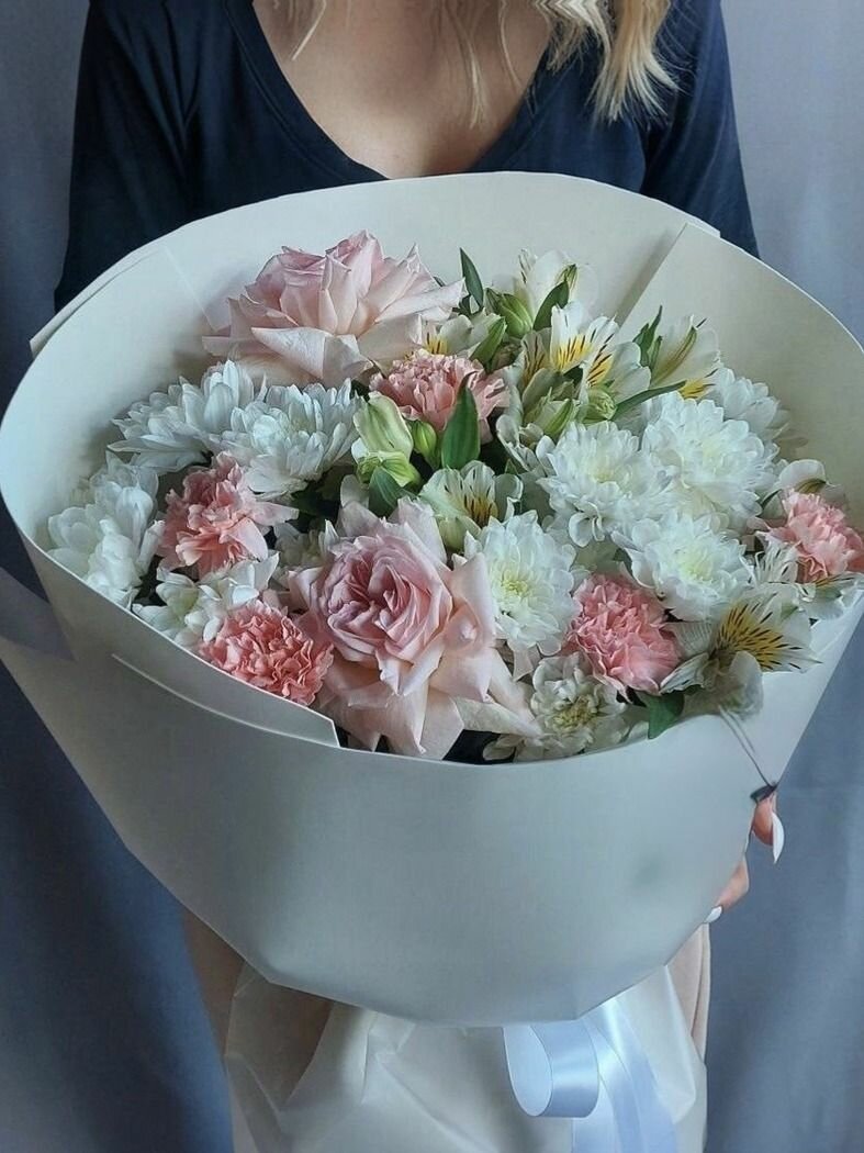 Цветы живые букет сборный из пионовидной розы, воздики и альстромерии "Облако грёз" Flor2u