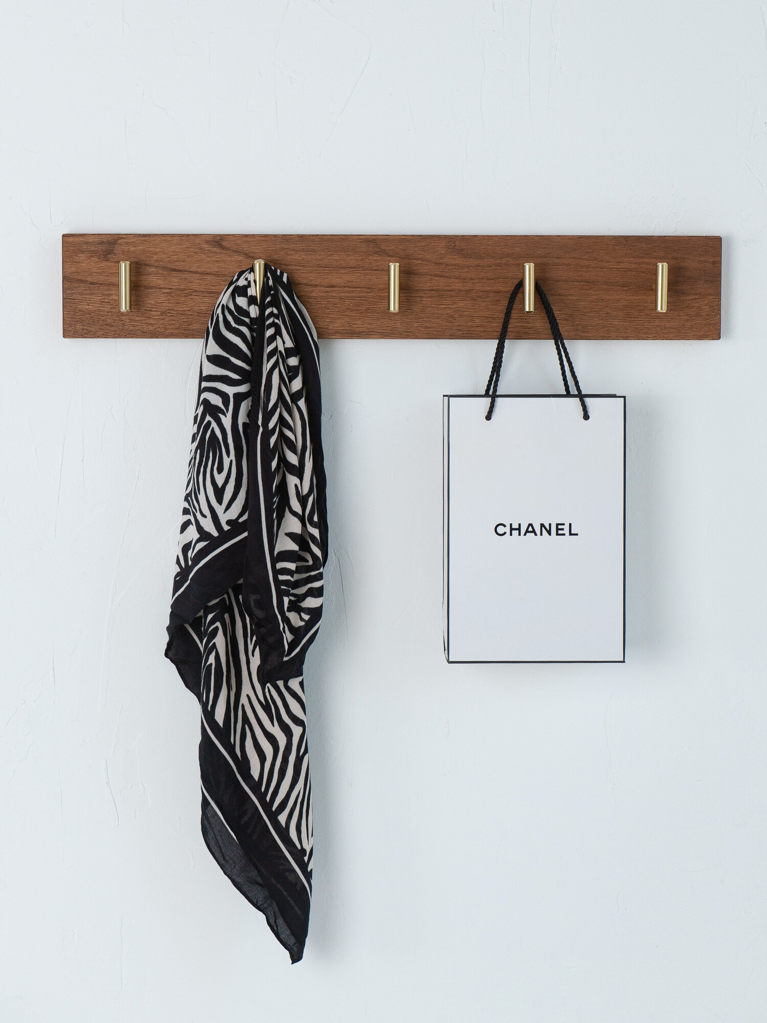 Вешалка настенная SONOMA Home, массив дуба, 5 крючков "золото", ручная работа, покрытие бейц-маслом, цвет "орех"