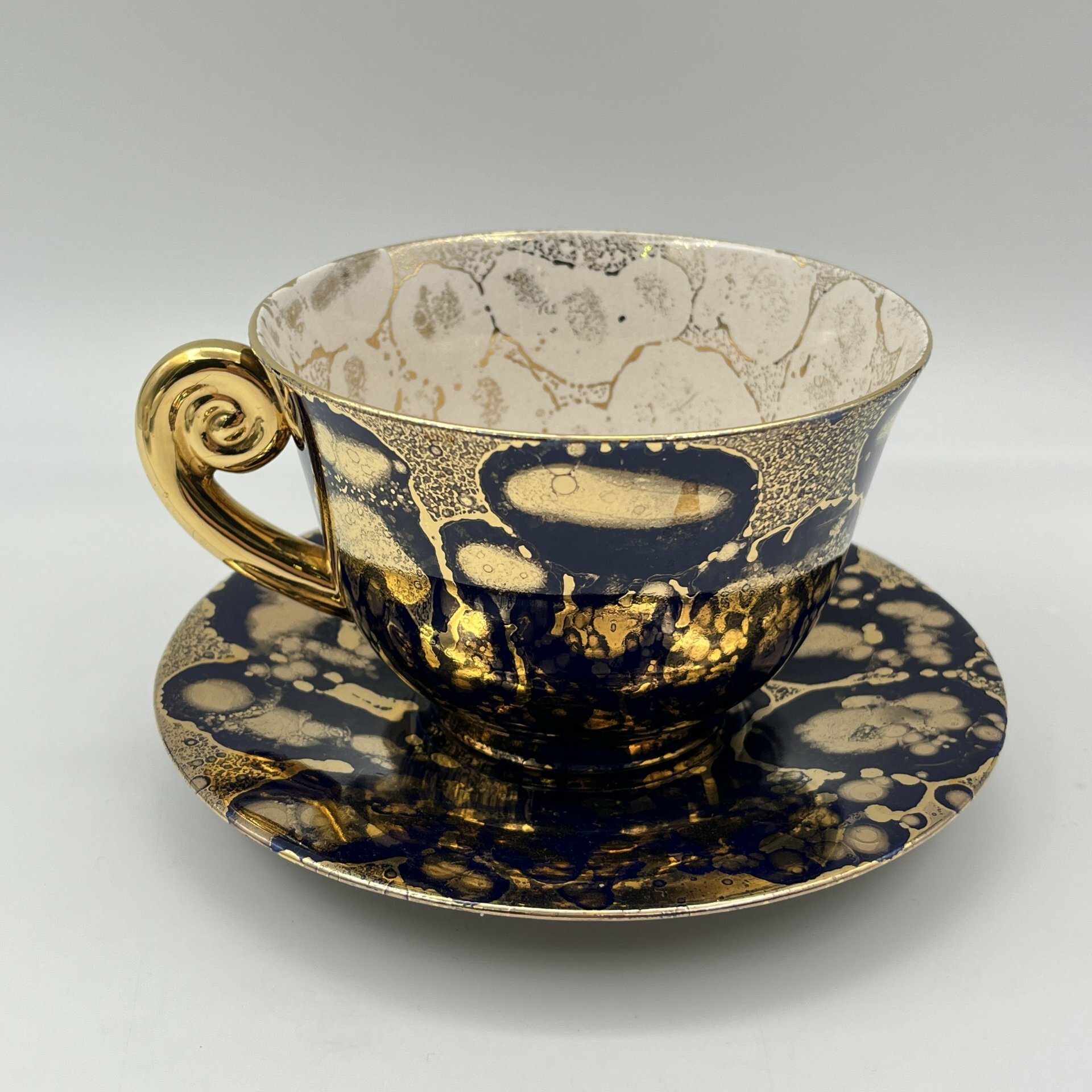 Чайная пара (большая) в кобальтово-золотой гамме, украшенная фигурной ручкой
