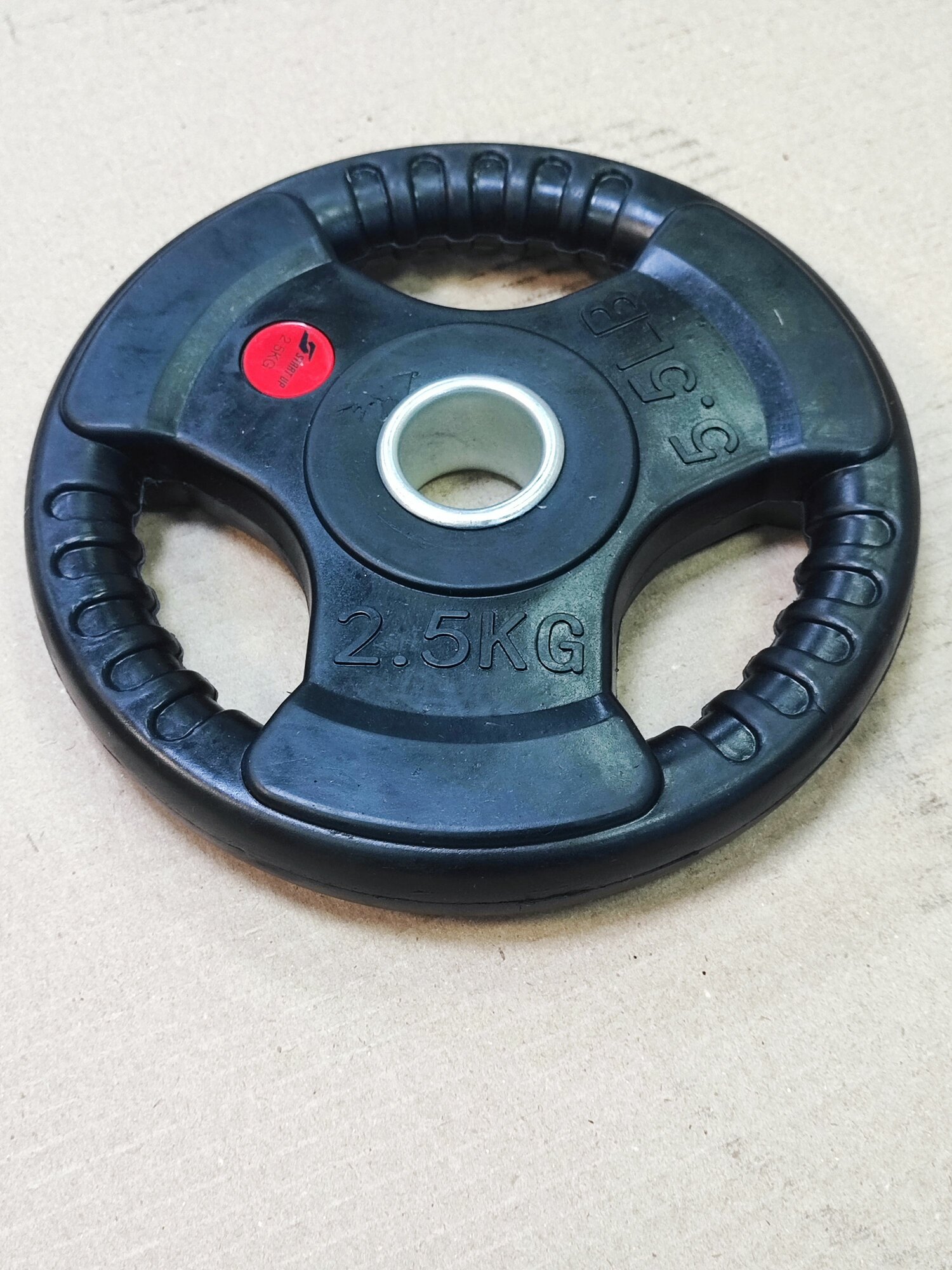 Обрезиненный диск для штанги 2,5 кг 26 мм с ручками