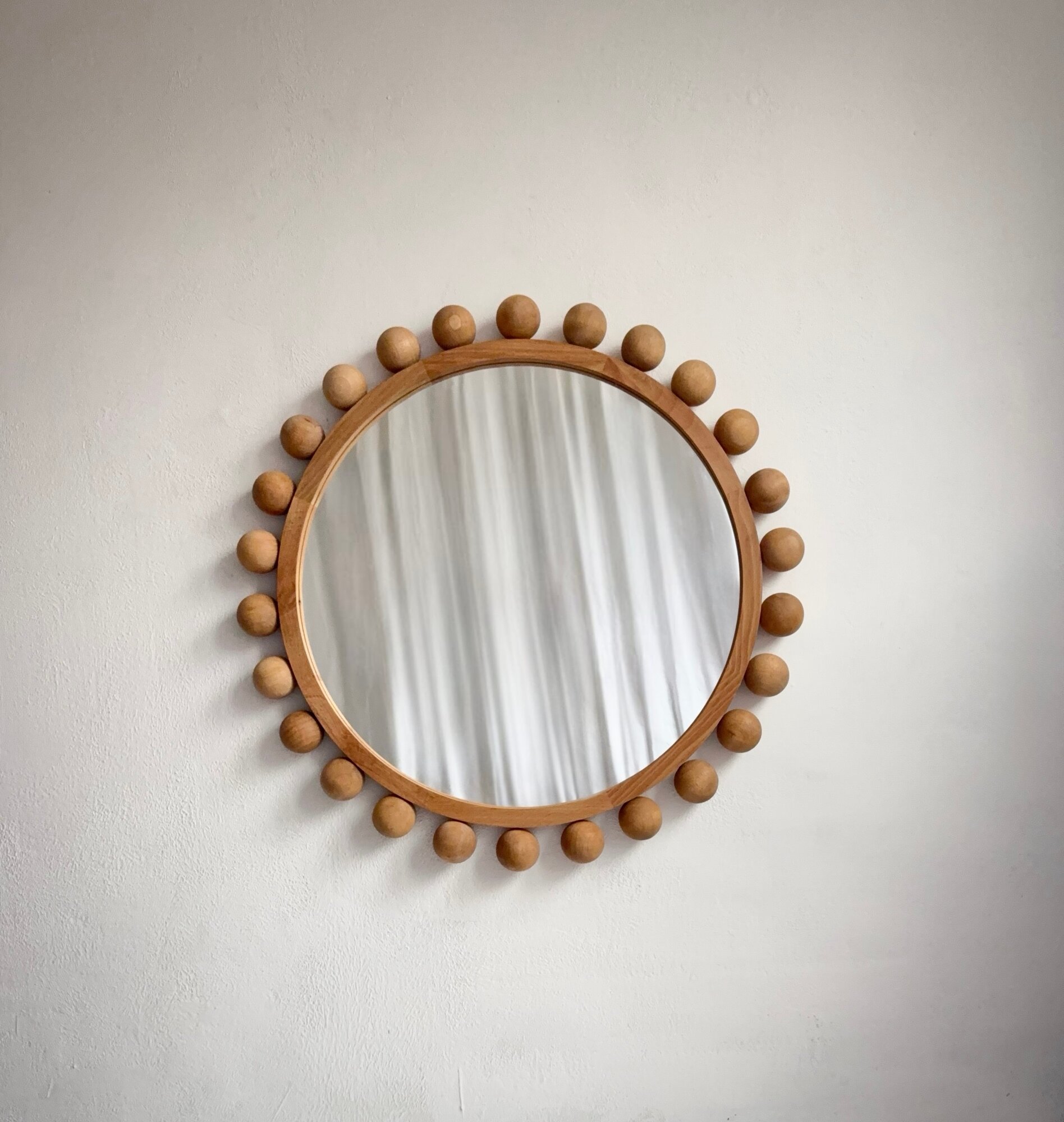 Зеркало настенное круглое с шариками массив бука, размер d59см