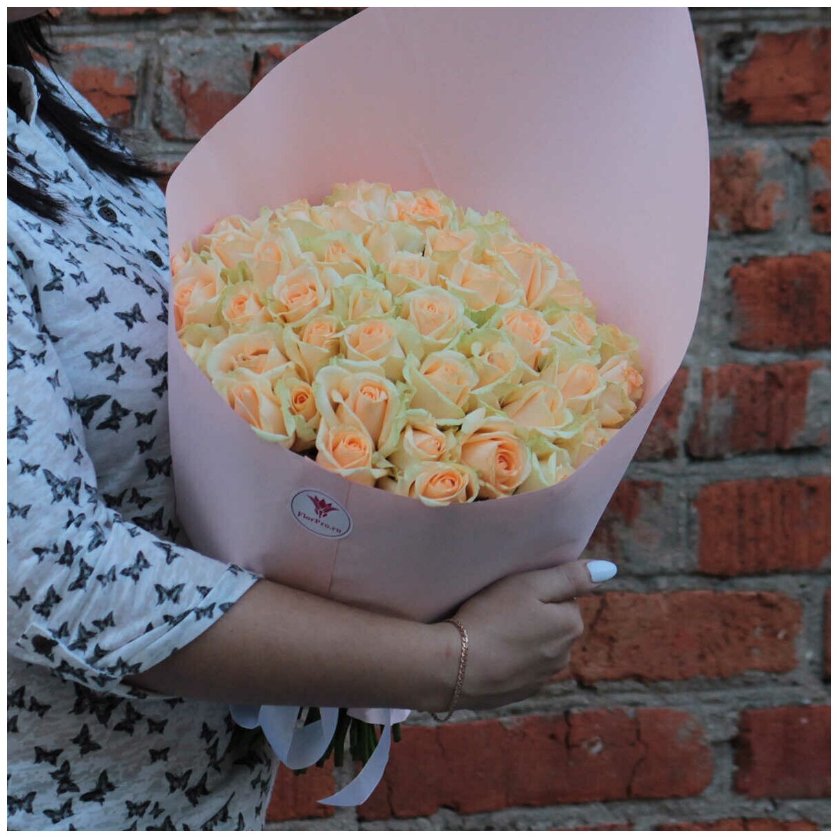 Цветы живые букет Flor-Pro Flowers из 51 персиковой розы в дизайнерской упаковке