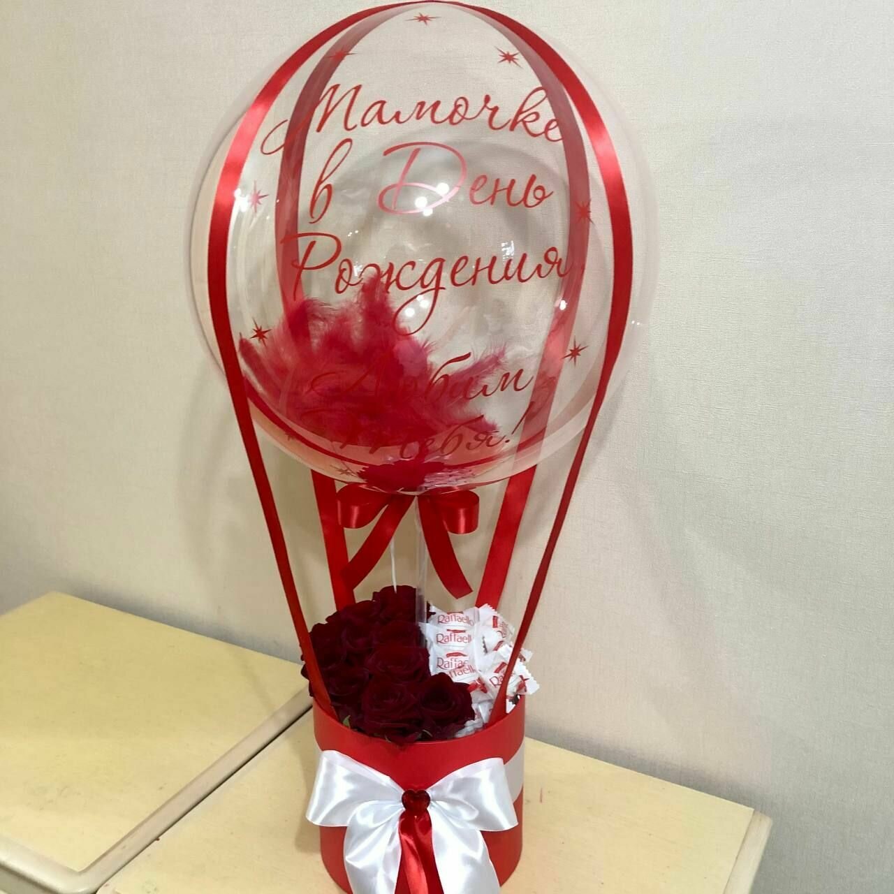 Красные розы / Букет цветы с шаром баблс для мамы/ Цветы в коробке с конфетами Раффаэлло