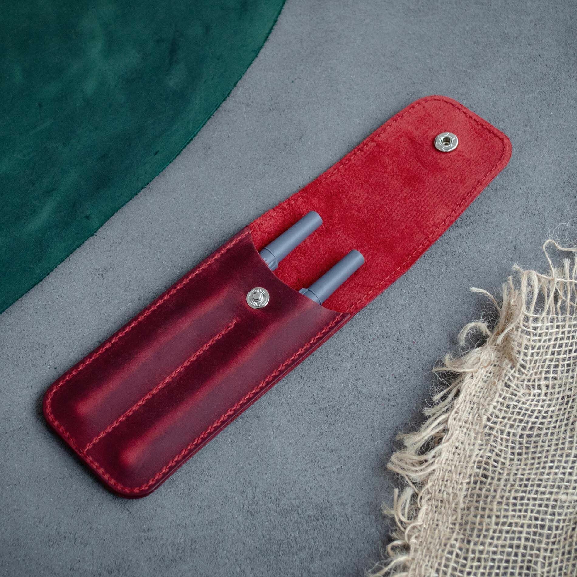 Пенал кожаный для двух ручек или карандашей, на кнопке. Красный. Натуральная кожа