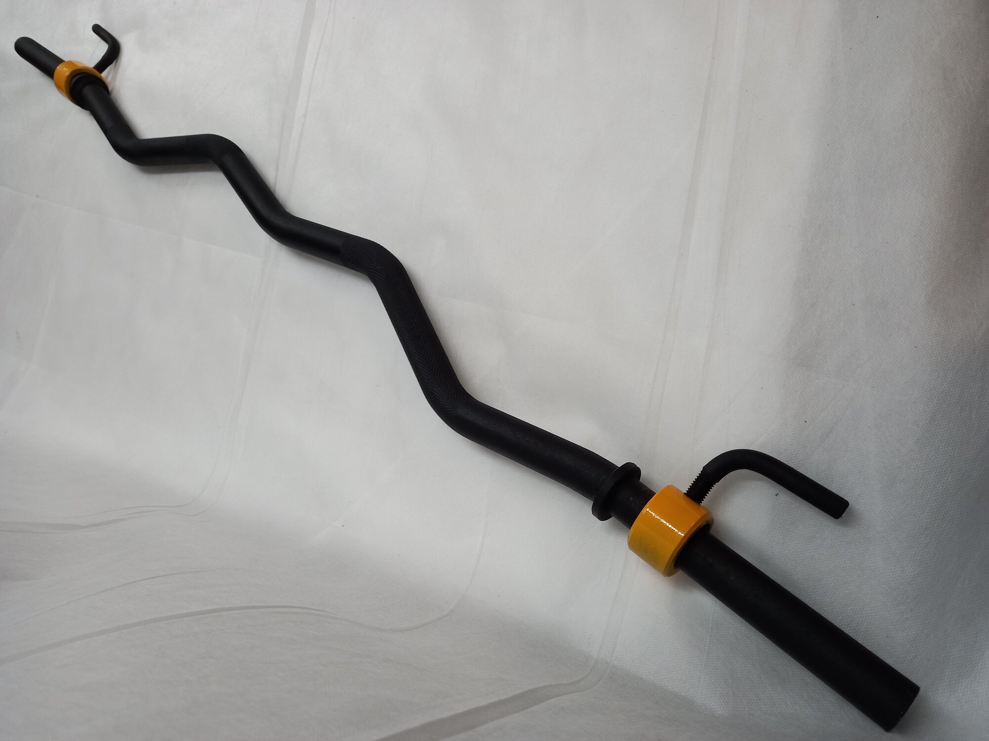 Гриф слабоизогнутый.