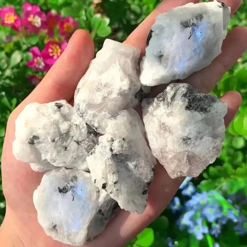 Натуральный белый лунный камень 100-135g (2-5pcs)