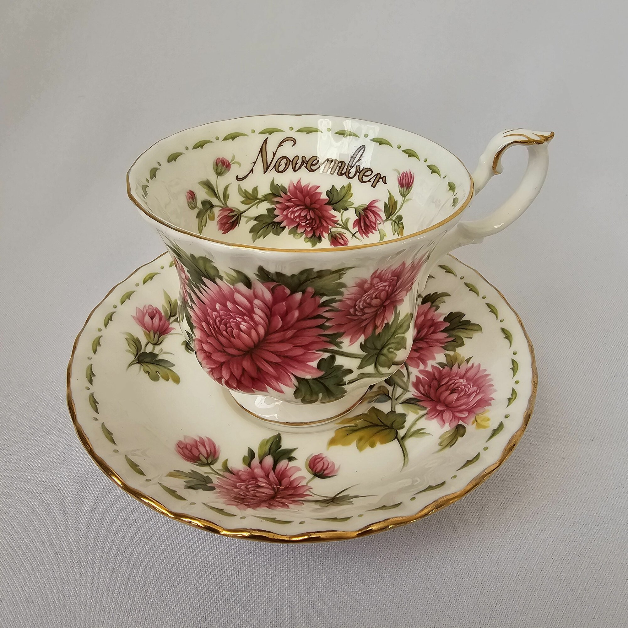 Чайная пара Royal Albert. Серия "Цветок месяца". Англия. Костяной фарфор. Клеймо 70-е гг.