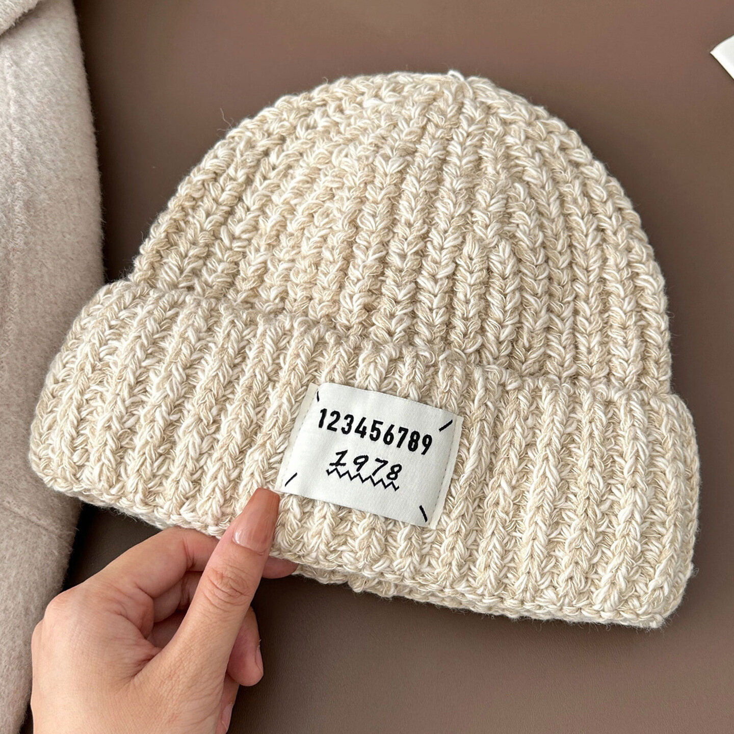 2025 осень и зима корейская версия простая и универсальная смешанная цветная вязаная шерстяная сезонная новая стильная маленькая теплая шапка с капюшоном, формирующая лицо, тренд