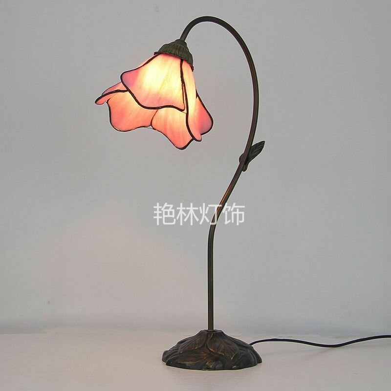 Цветочная настольная лампа в стиле Тиффани с абажуром из гнутого стекла шириной 8 дюймов на основании в виде лилии (2 лампы)