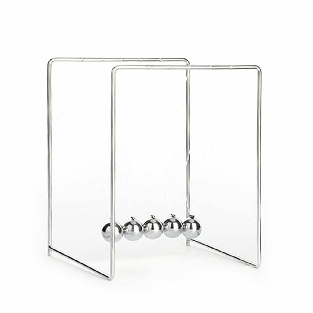 Железная рама Ньютона с одиночным маятником попала в бассейн