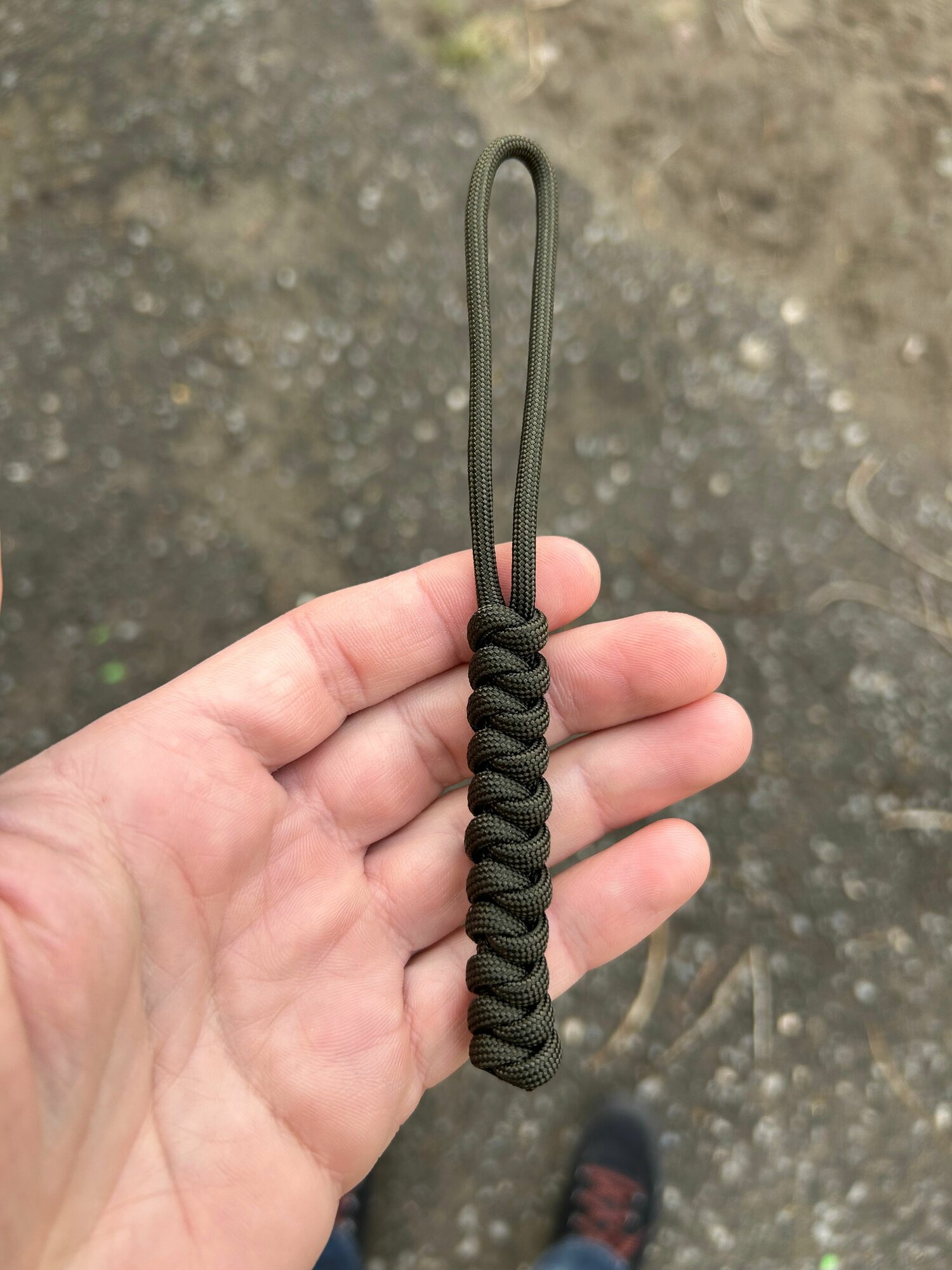 Темляк из паракорда на нож, сумку, одежду брелок.