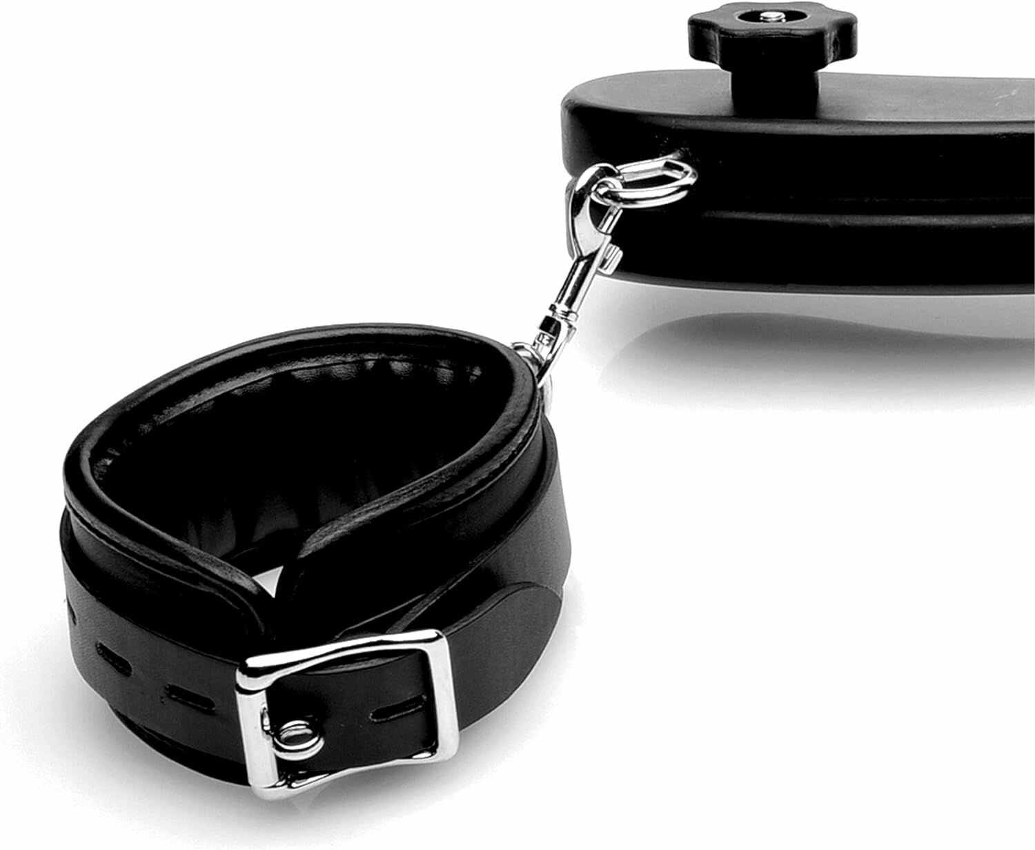 Экстремальный БДСМ-насильник-смиритель с ограничителями на лодыжках