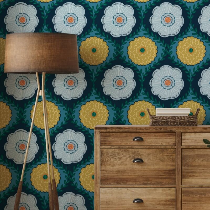 Самоклеящиеся обои с цветочным рисунком имеют размер 0,45 х 3 м и подходят для отделки мебели, кухонь и стен