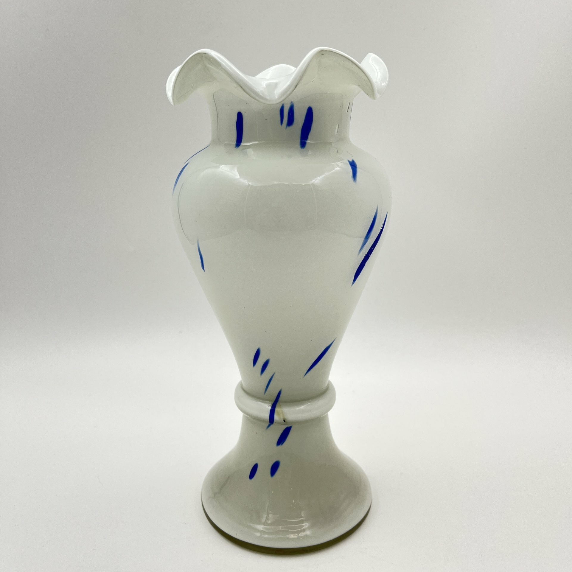 Ваза с фестончатым бортом, стекло, гутная техника, СССР, 1970-1990 гг.