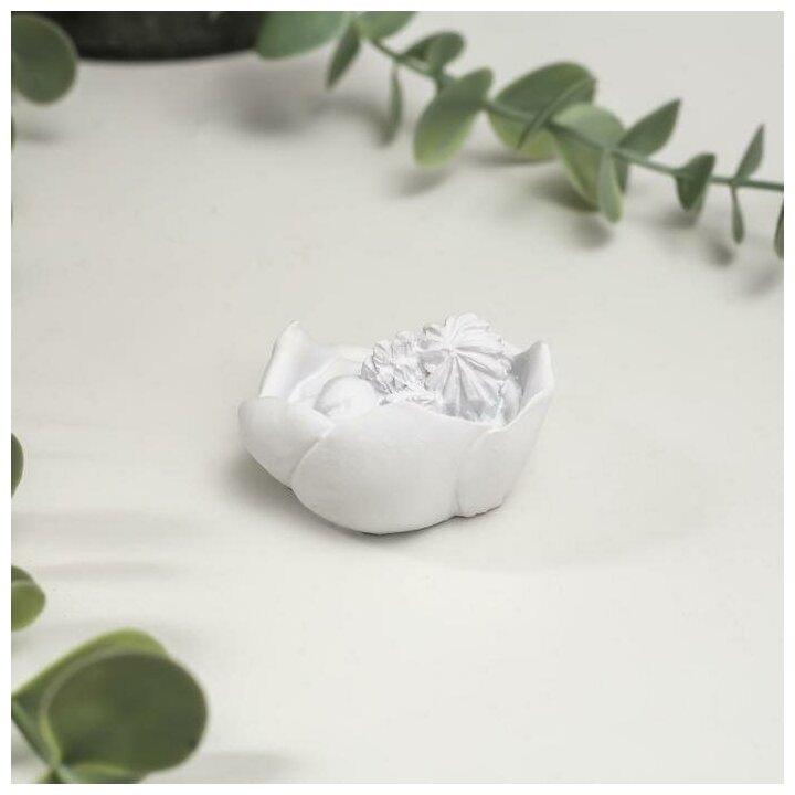 Сувенир "Ангелочек спящий в цветке"