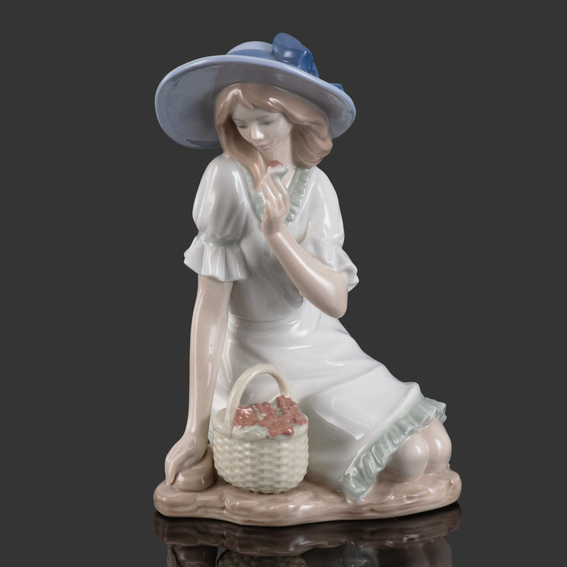 Статуэтка "Девушка с корзиной цветов", NAO Porcelain, фарфор, роспись, Испания, 2001 г.