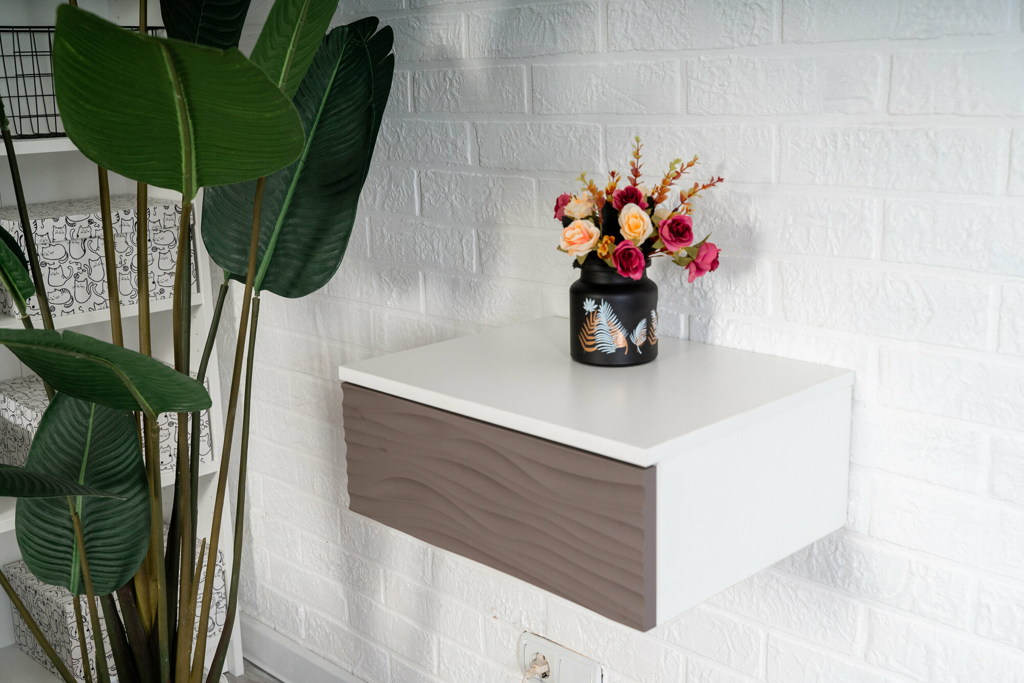 Тумба - консоль подвесная белая с фасадом серого цвета (прикроватная, для прихожей, для детской, для офиса)