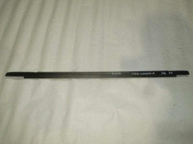 Молдинг стекла двери задней правый наружный CJ54S20306A 5217465 5220262 5223222 Форд Куга