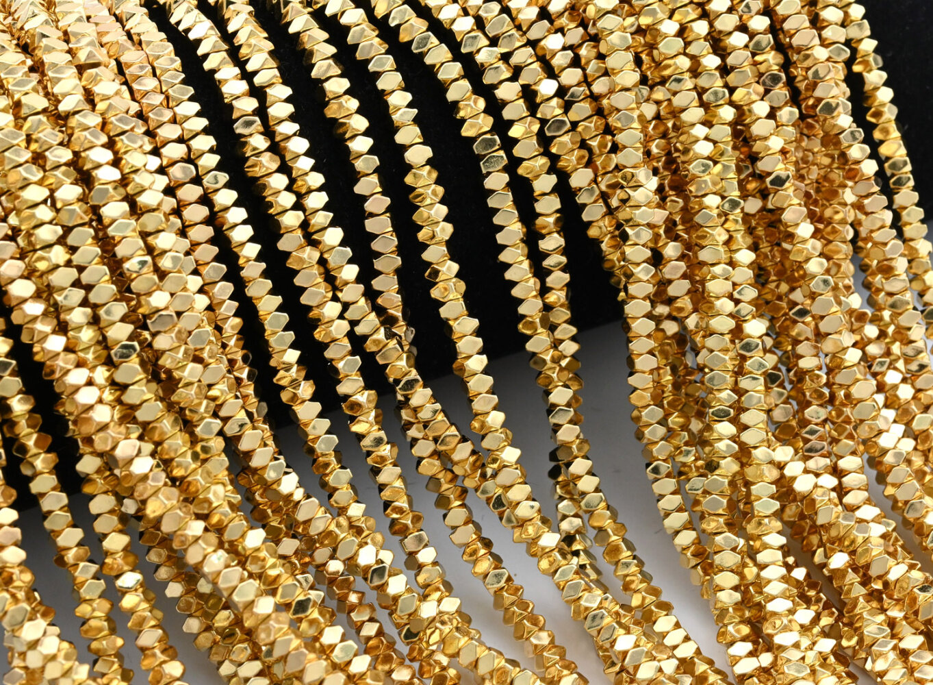 Бусины из гематита многогранник 3*2мм цв. розовое золото, 40см, 195 бусин .