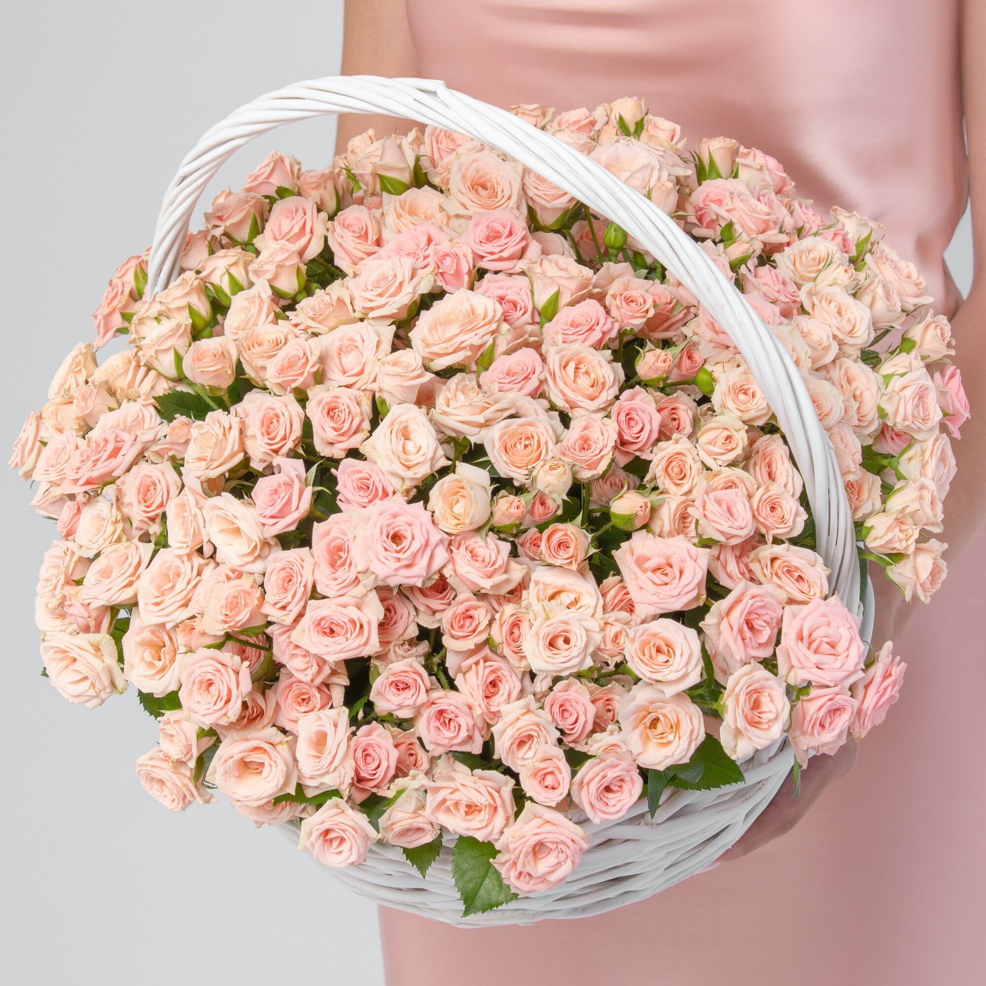Букет "Мегацвет24", "Розовая кустовая роза", 51 шт, в корзине