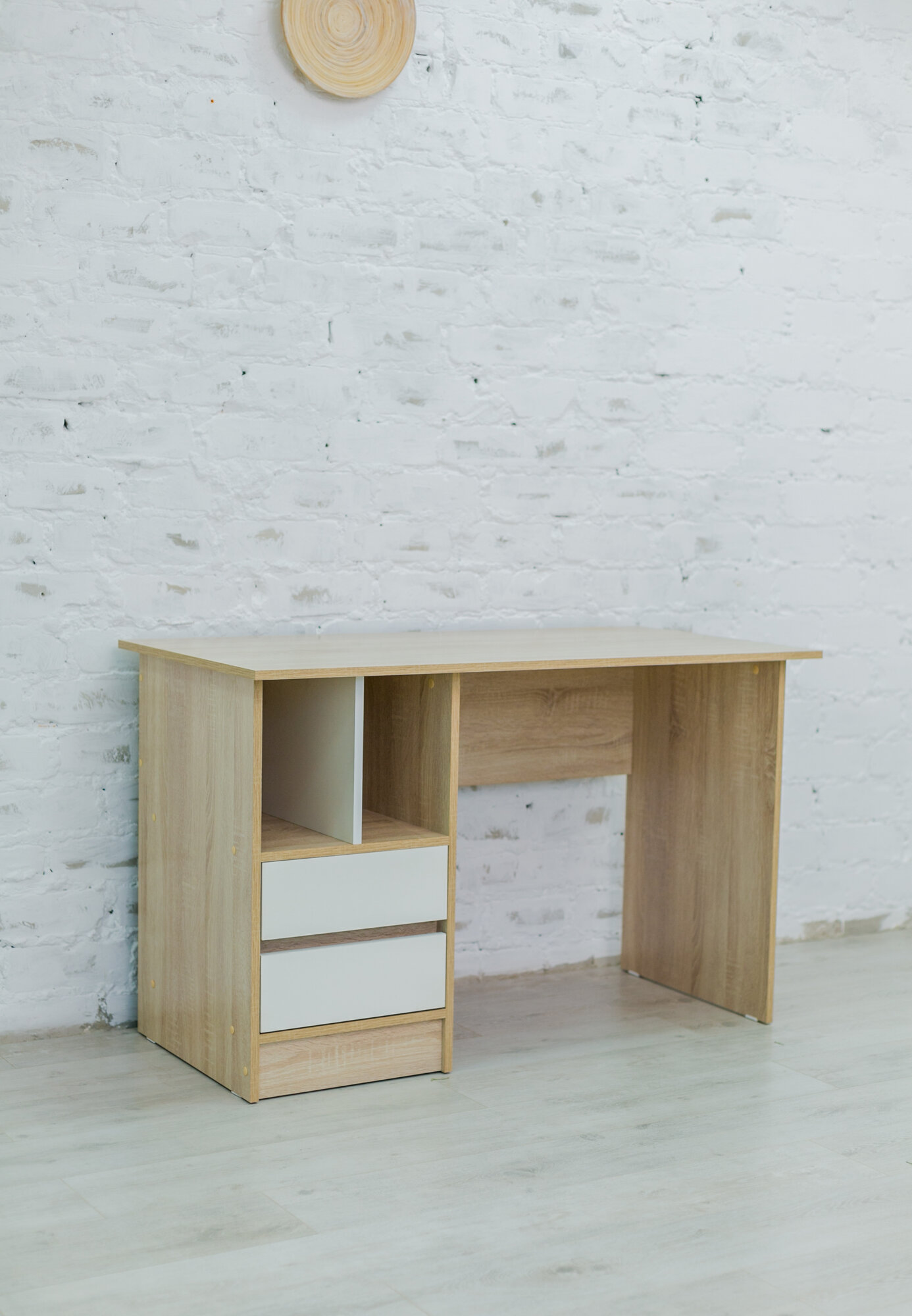 Детский письменный стол "Бруно" В6 из лдсп класса Е1, внешний размер 120*75*60 см, цвет дуб сонома/белый