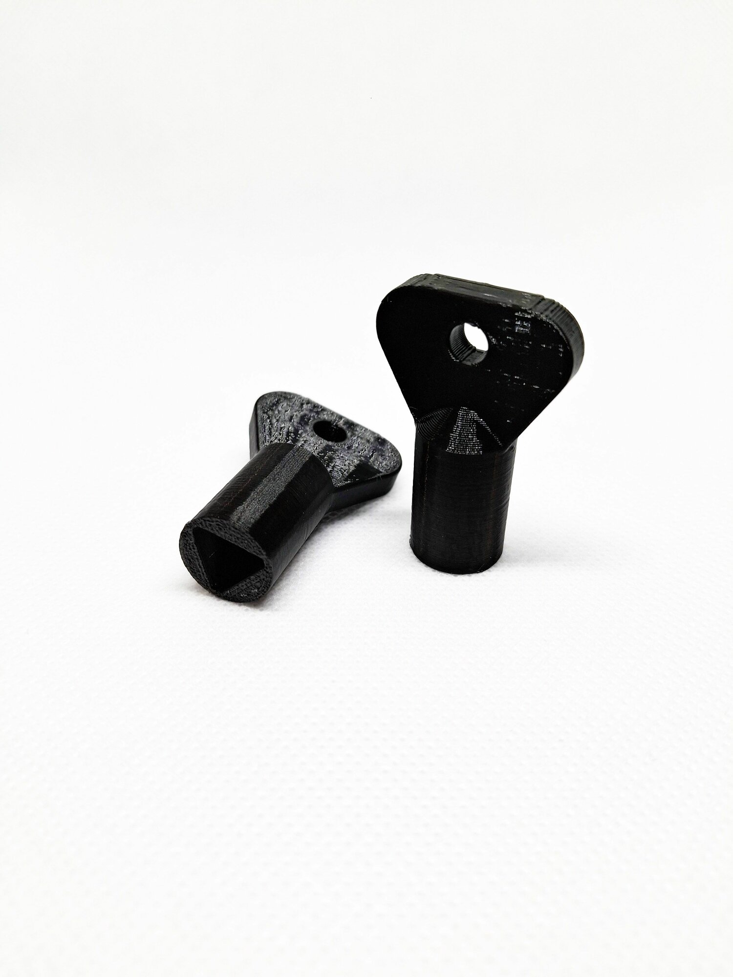 Трехгранный ключ 2 шт (треугольный для электрощитков, пластик)