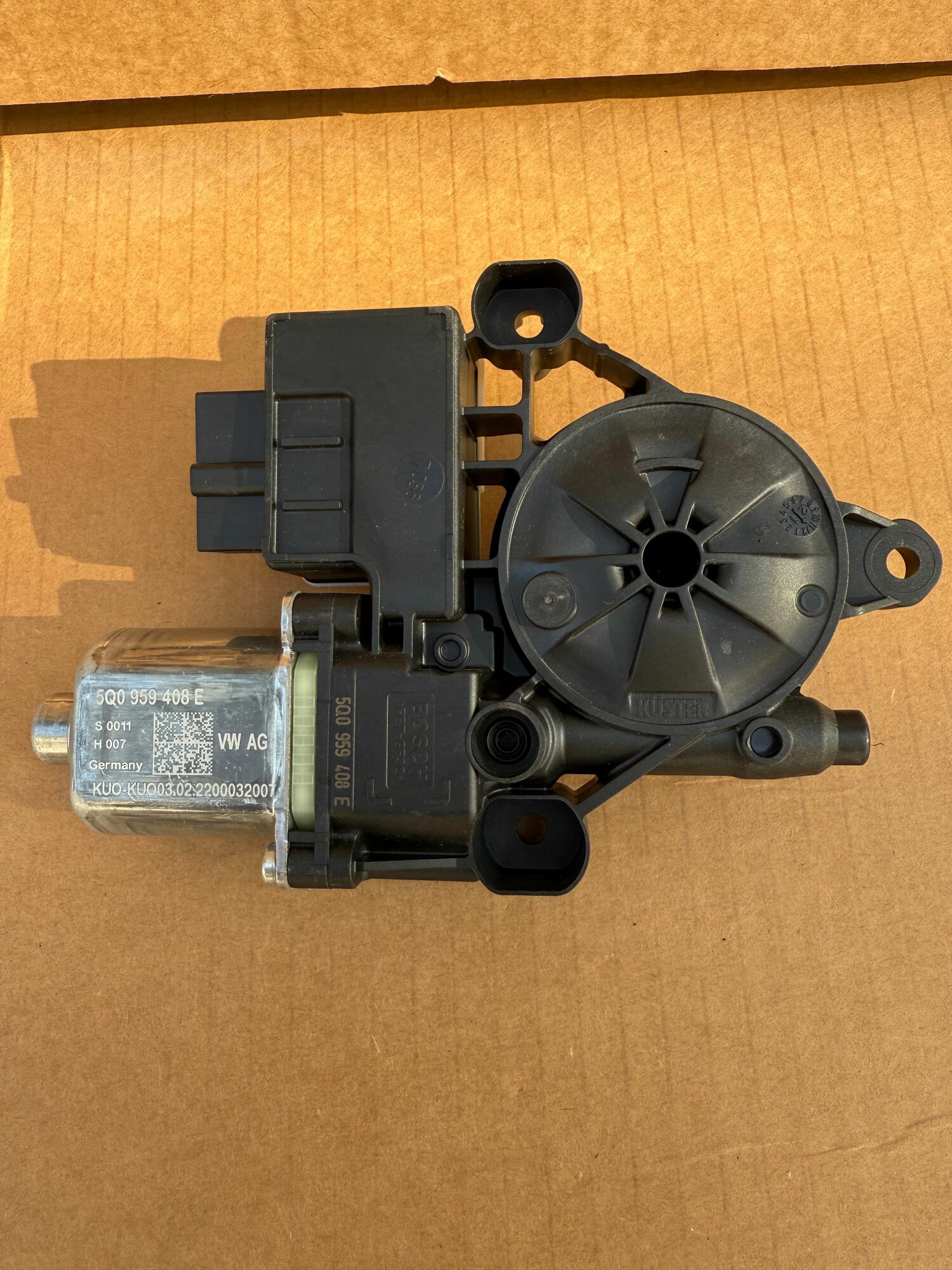 Моторчик стеклоподъемника VAG оригинал 5Q0959408E Volkswagen Skoda
