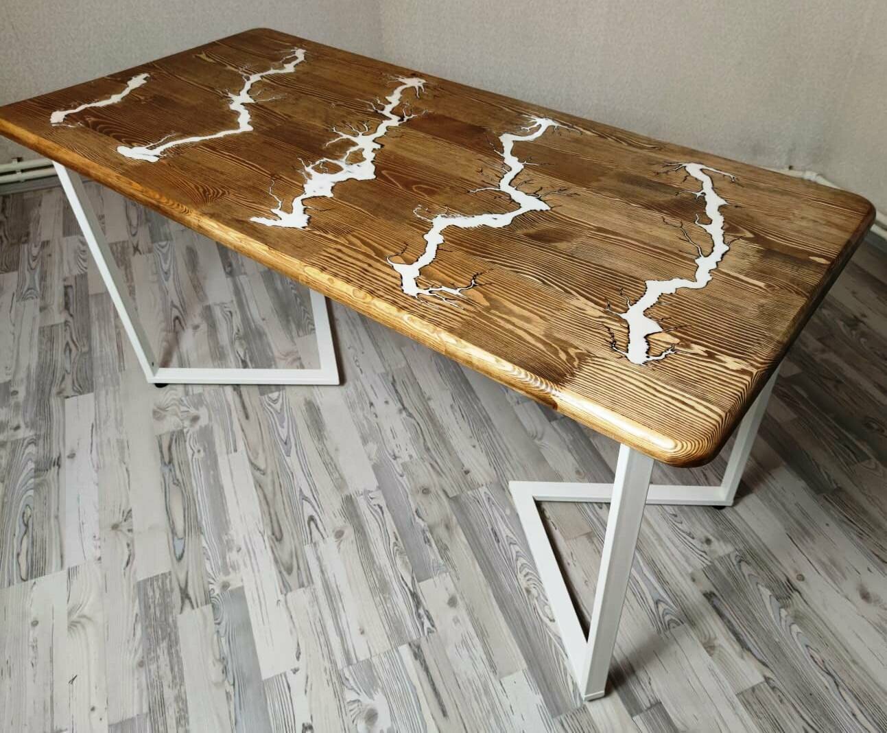 Стол обеденный из массива сосны цвета Золотистый дуб с белыми молниями залитыми ювелирной эпоксидной смолой на белом металлическом лофт подстолье