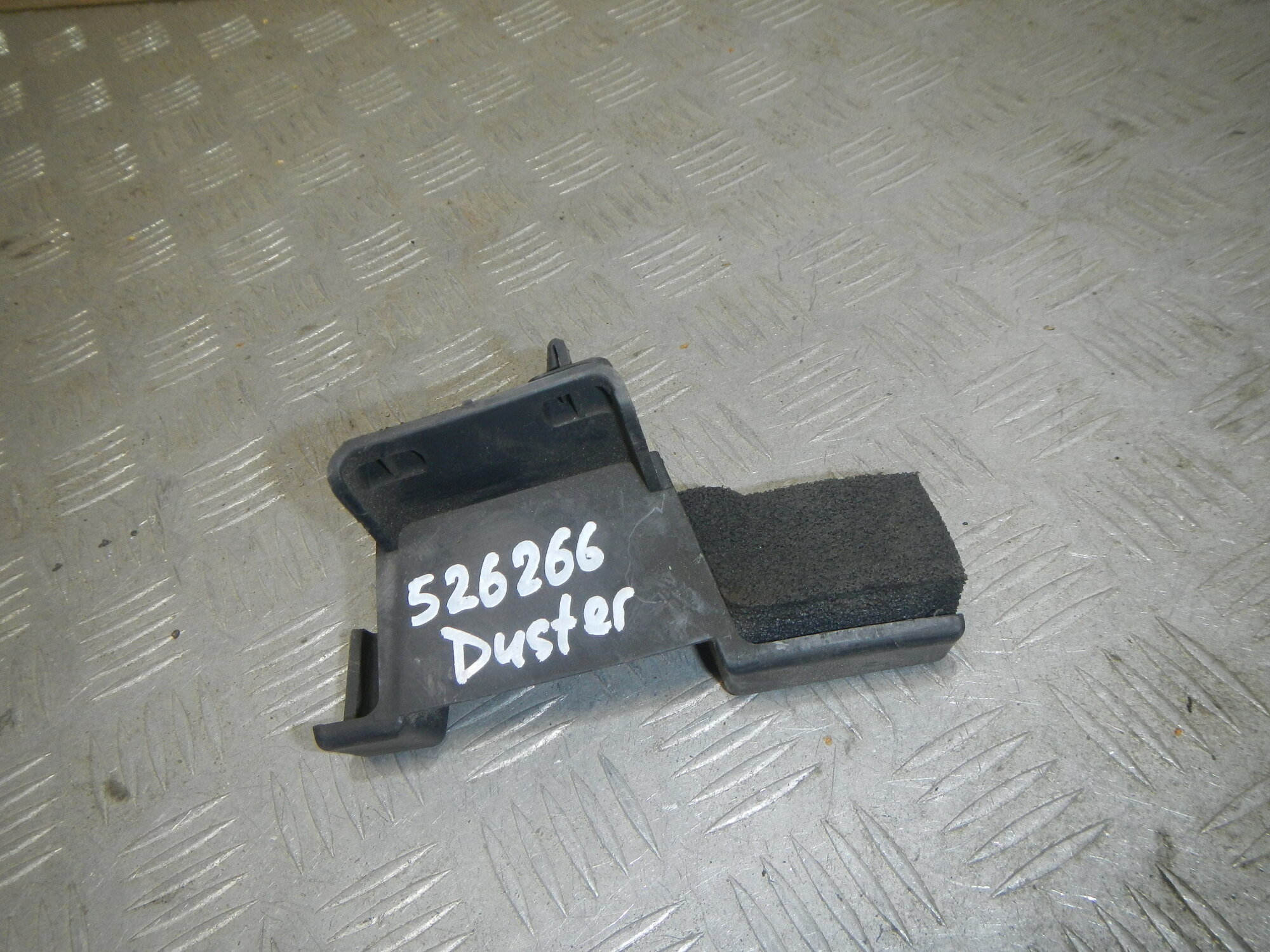 Б/У Кронштейн радиатора, Renault (Рено)-DUSTER (12-20) RENAULT DUSTER (12-20) Сломано крепление. 526266 RENAULT арт. 214...