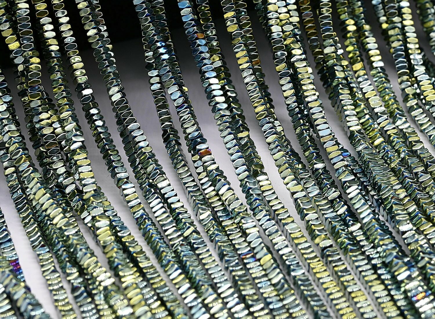 Бусины из гематита многогранник 2*1мм цв. зеленый, 40см, 320 бусин .