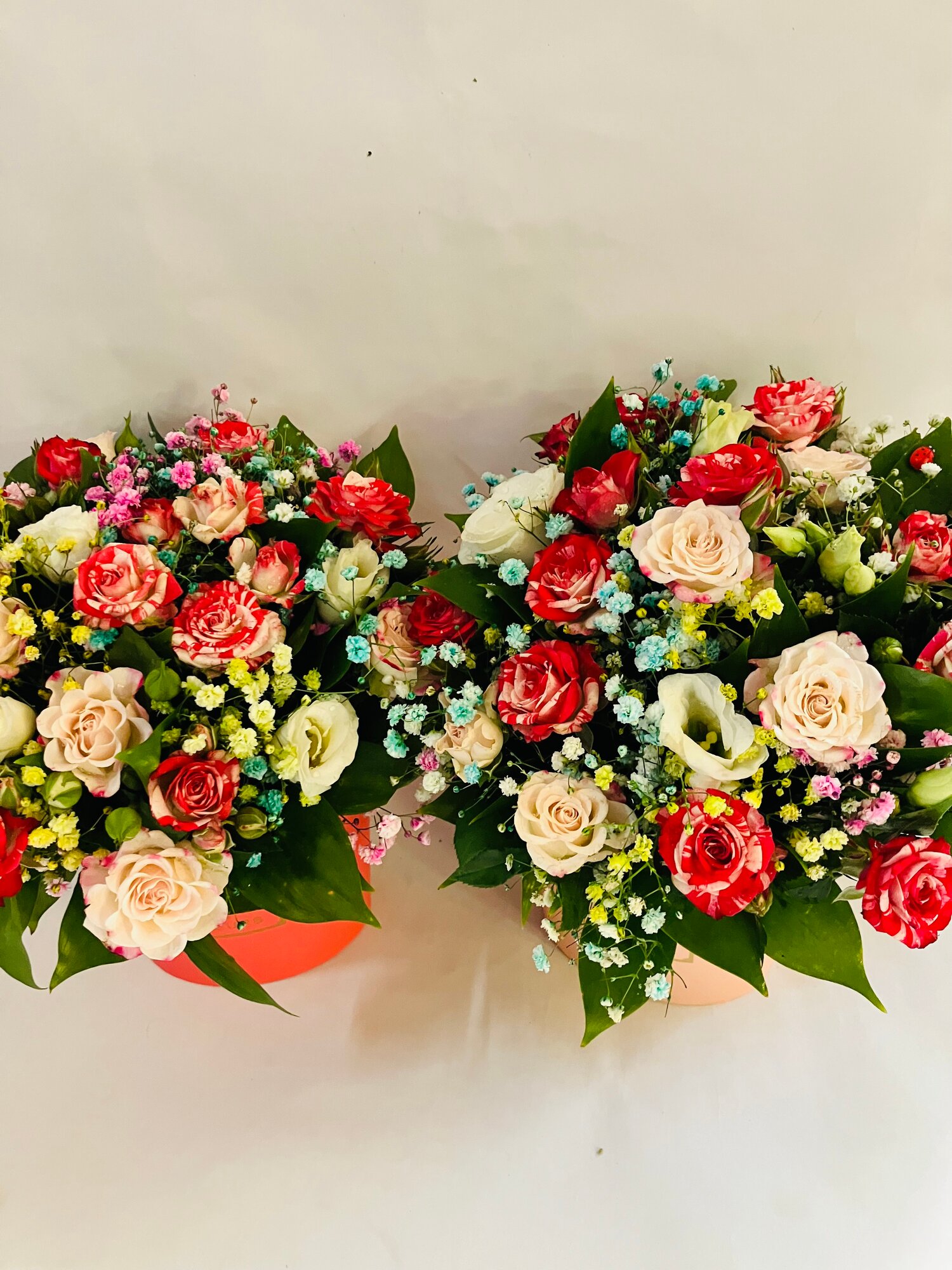 2 Букета композиции из кустовых роз Фейерверк и Рефлекс, в розовой и алой коробках Мейсон.