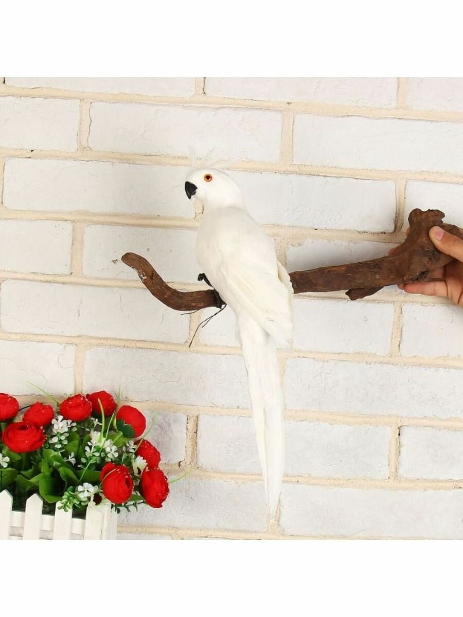 Белый искусственный попугай на ветке Декоративная фигурка для интерьера