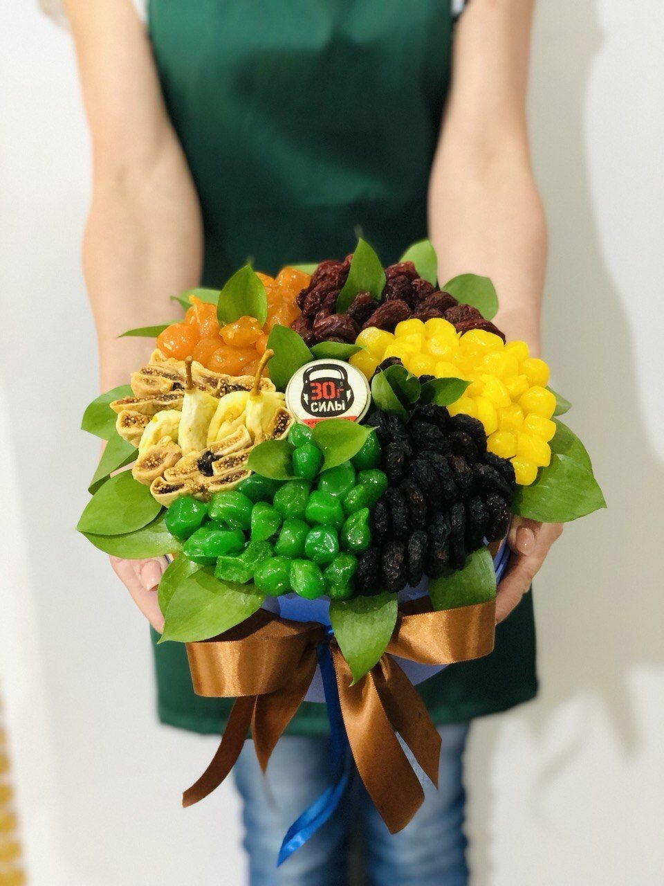 Сухофрукты в коробке, подарок мужчине